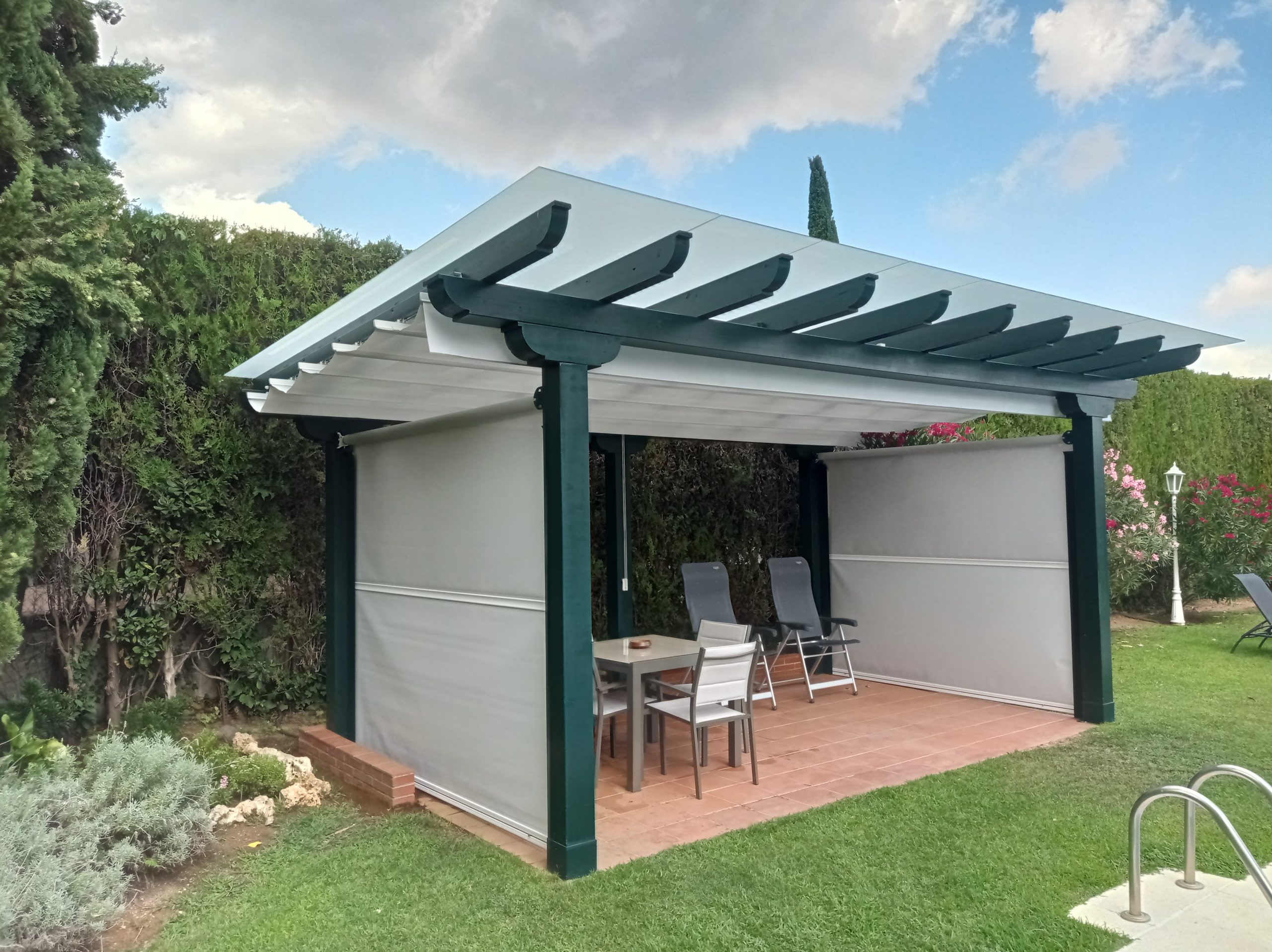 Pérgola con techo acristalado - Carpintería a medida y reformas ...